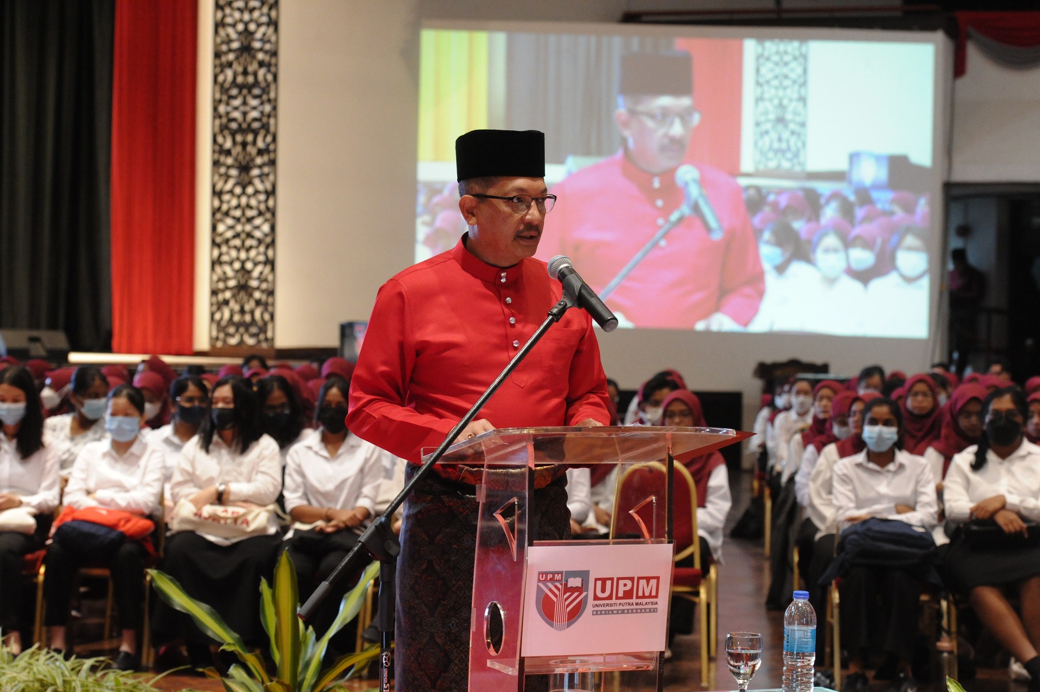 UPM also donated 100 units of laptops worth RM300, 000.00 to a hundred ...