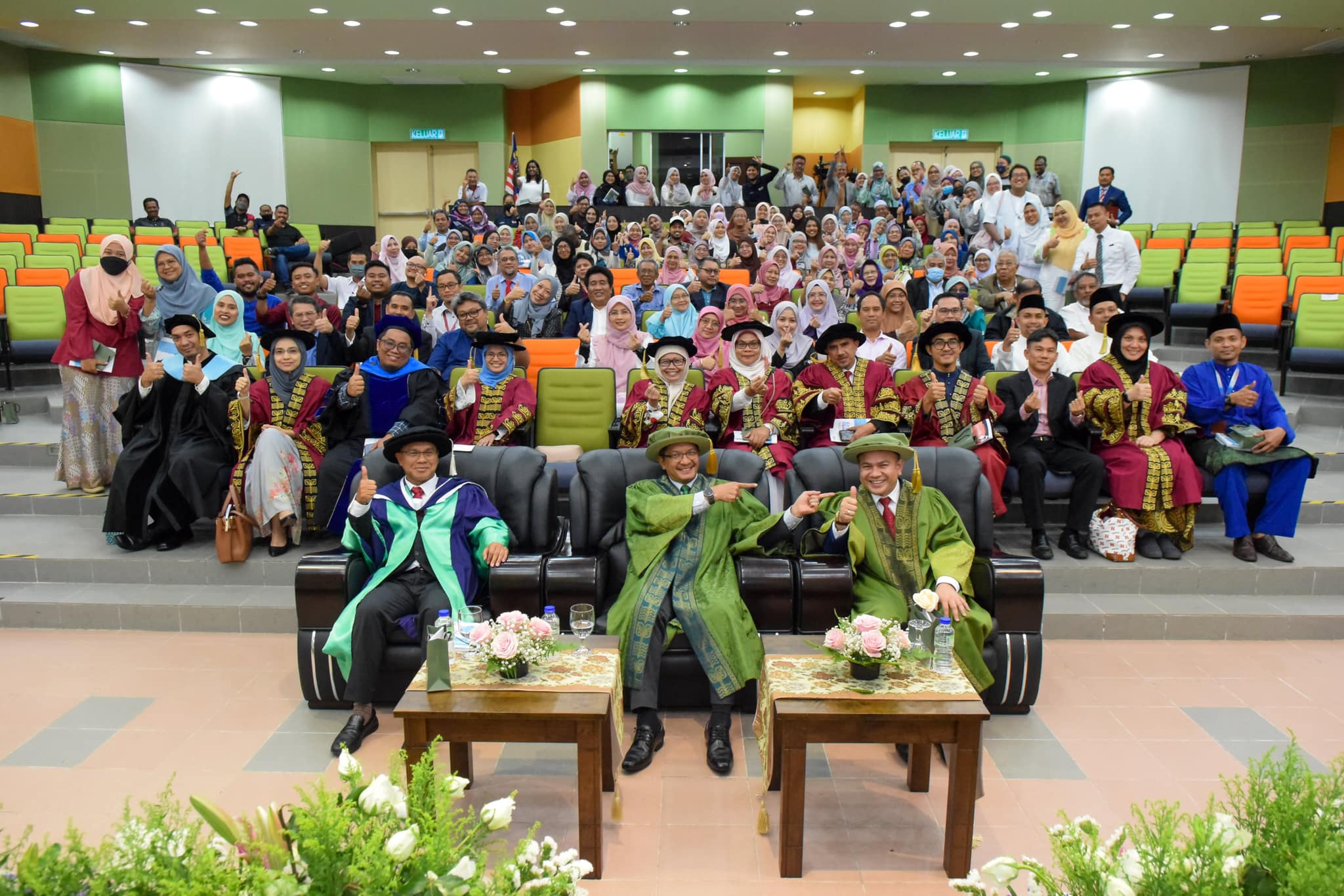 Seterusnya, seorang ahli akademik perlu memiliki kemahiran bersosial ...